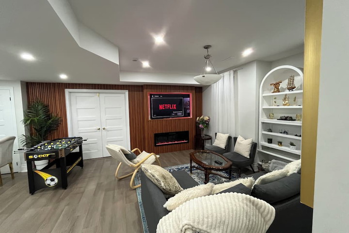 Designer 4br Basement Suite  Oakville Entire Basement In Oakville, Canada - Oakville