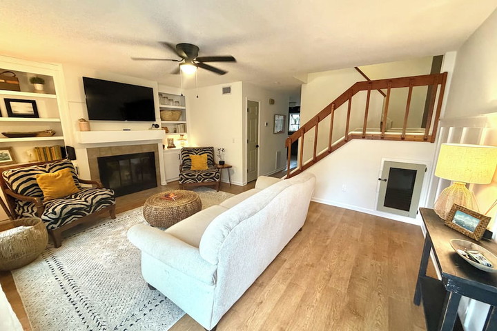 Southern Charm Awaits At Cobblestone Cottage - Wilmington, NC