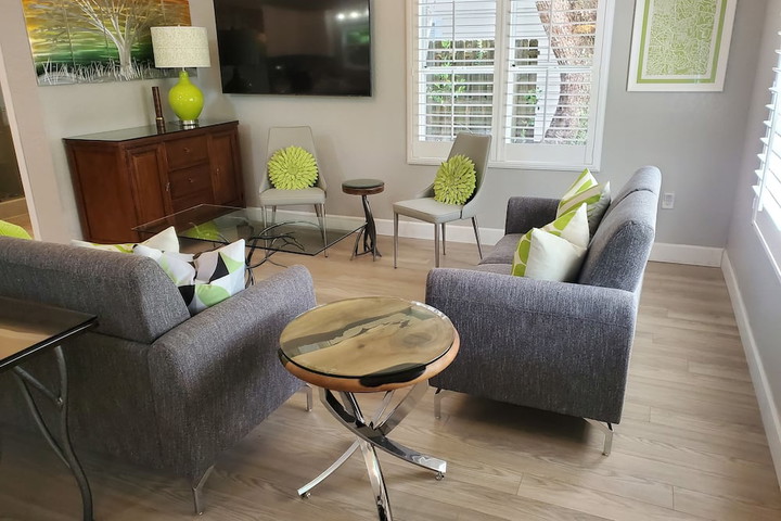 "The Modern Tree House" ~ Historic District ~ 2,100 Sq.ft. Open-plan ~ 3 Br/2ba - Kelly Park, Apopka
