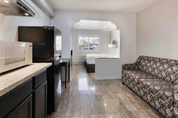1 Queen Bed | Nsmk, Hot Tub, Micfridge - Norwalk, CA