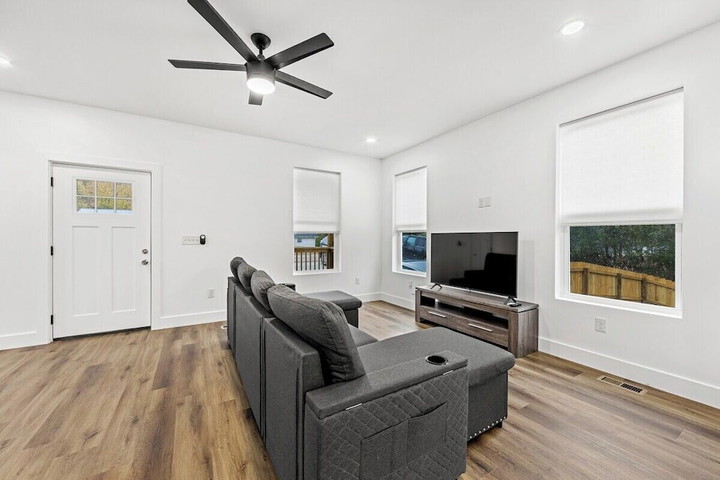 Sokno 4br/3ba Near Downtown Knoxville 30+ Day Stay - Knoxville, TN