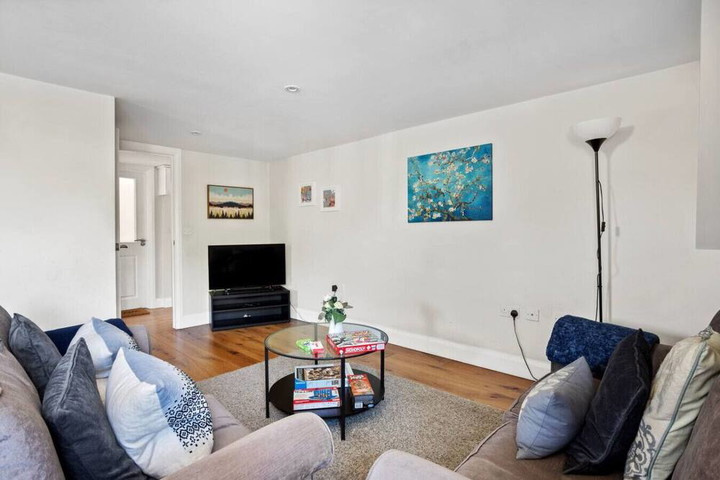 Modern 2 Bedroom Flat In Heart Of Village With Parking & Kitchen - Brockenhurst