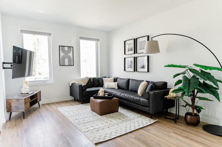 *New & Modern Home | Free Parking | 5 Mins Downtown* - Winnipeg