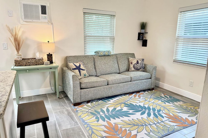 Cozy, Coastal Cottage In Art District - Melbourne Beach, FL