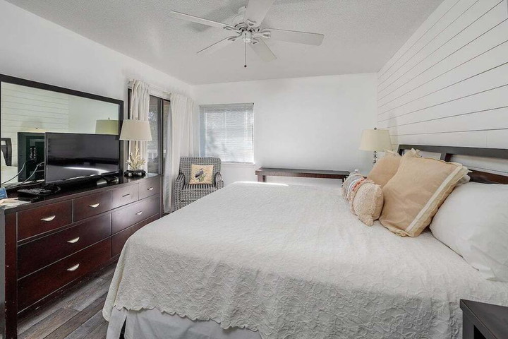 Oceanfront Condo With Balcony, Pool, Beach Access - St. Simons Island, GA