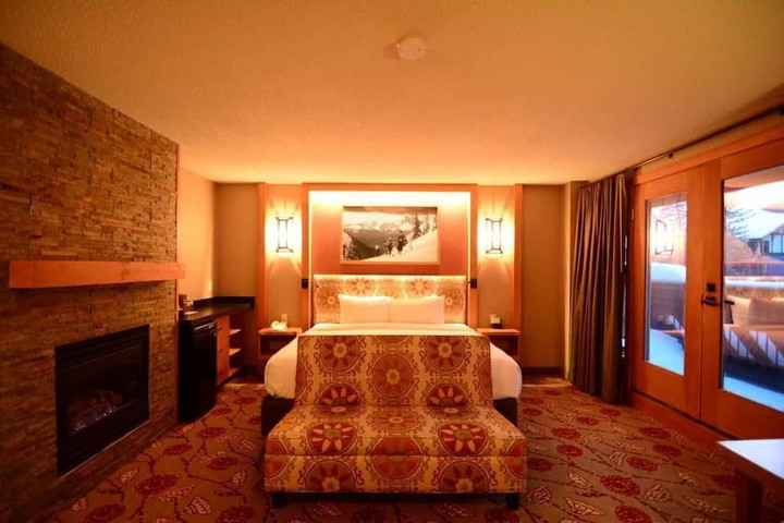 King Suite W/ Fireplace & Mountain Views - Banff