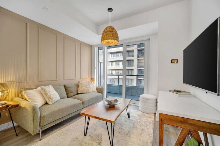 Bright & Modern Downtown Stay - Kitchener