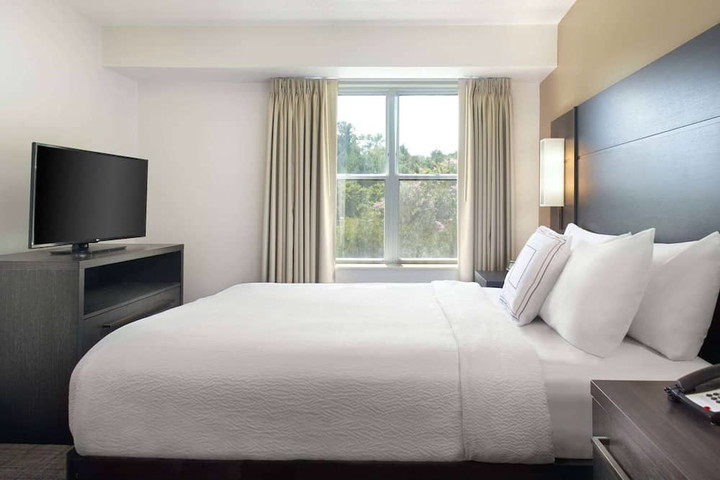 Pleasant Stay! Spacious And Pet-friendly 2br Suite, Free Breakfast, Outdoor Pool - Raleigh, NC