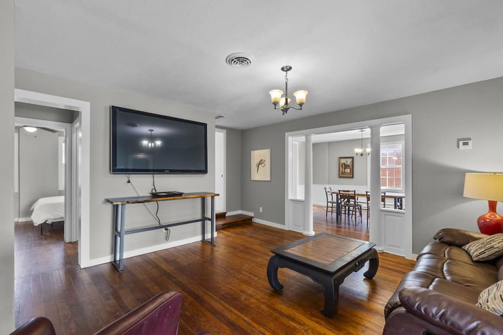 Downtown 4br With 2 King Beds! Walking Distance To Semo And The River Front. - Cape Girardeau, MO