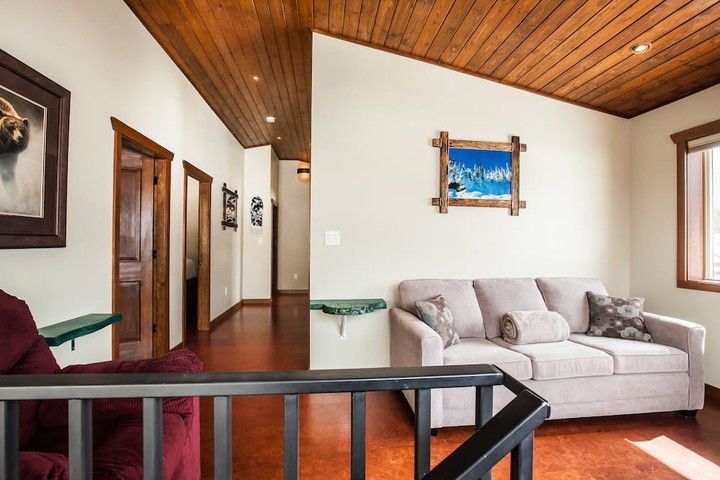 Big Bear Chalet And Spa - Revelstoke