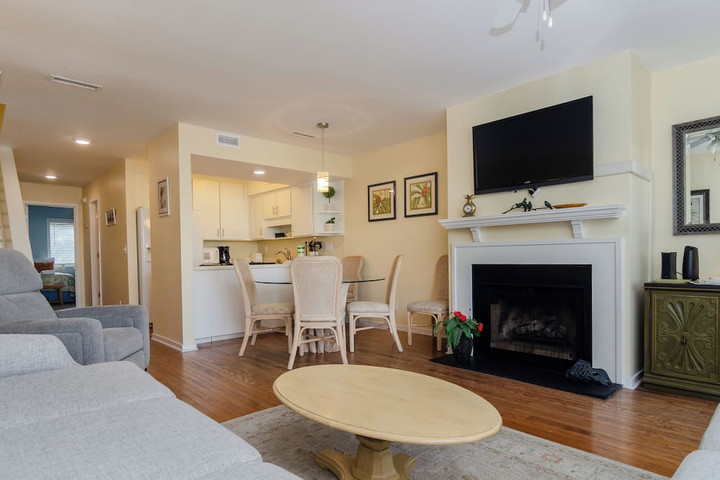 Spacious 3br Townhome 1 Block To Johnnie Mercers! - ライツビル・ビーチ, NC