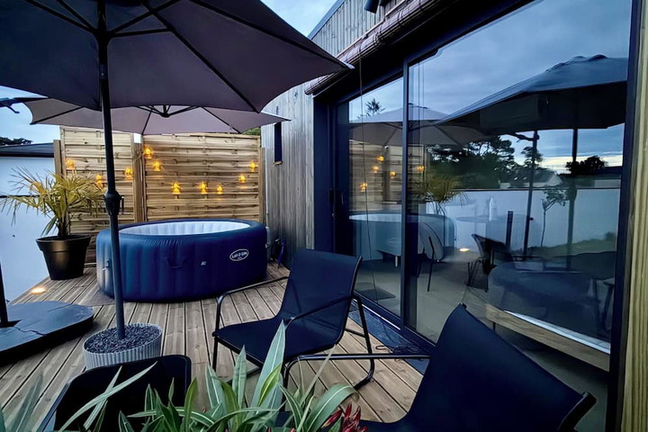 Cozy Lodge With A Private Hot Tub And Air Conditioning - Breton