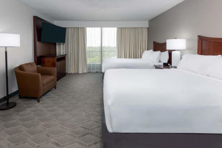Spacious Two-room Suite! Pool, Free Parking! Minutes To - Downtown Dallas! - Dallas, TX