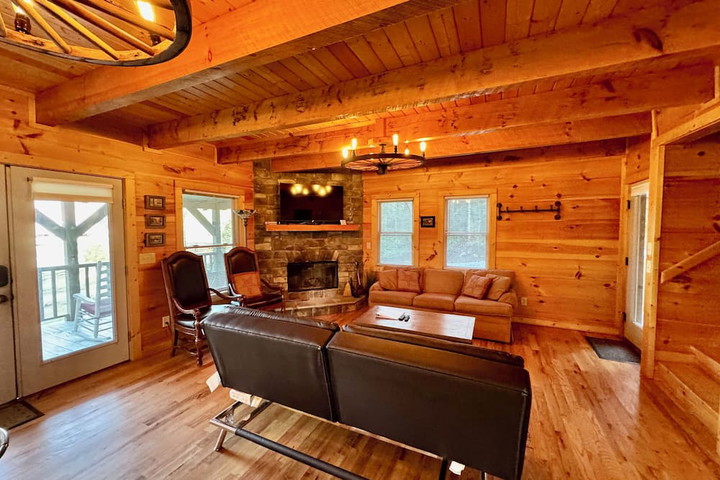 Wrangler's Den: 4br Cabin On 64-acre Horse Farm + Private Hot Tub - Townsend, TN