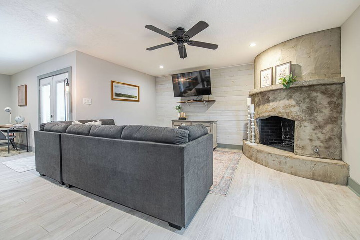 The Rustic Retreat!  With A Game Room & Hot Tub! - Bryan, TX