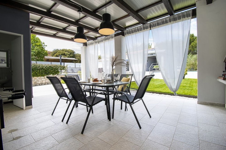 Hermosa Villa A Estrenar ***** Con Piscina Climatizada, Cocina De Verano, Wifi, Parrilla - Pula