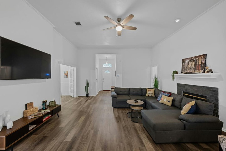 Spacious Southern Hideaway In City. Minutes From Downtown & Airport. Sleeps 11 - Austin, TX