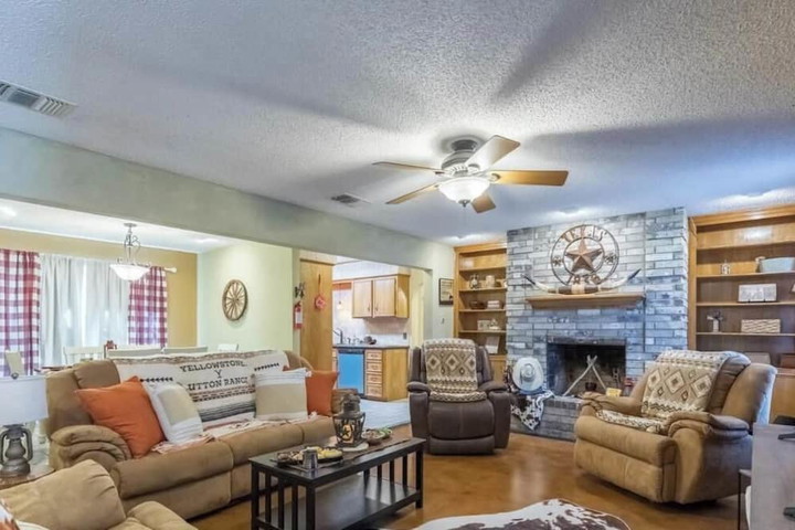 Waffle House | Pool · Game Room · Putting Green · - Abilene, TX