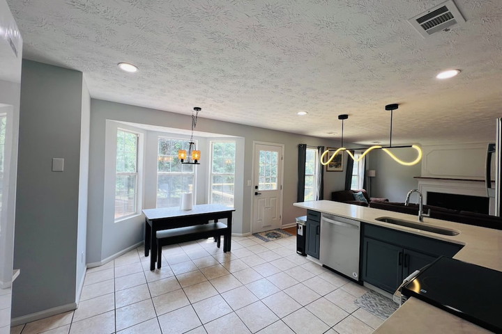 Spacious Family Retreat - Sleeps 10 - Fire Pit -  Game Room - Lawrenceville, GA