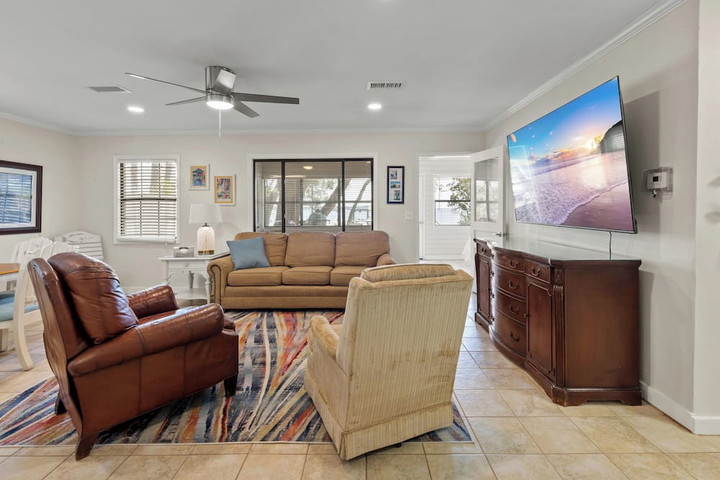 Take A Look At "The D Cottage" On The Bay - Alabama