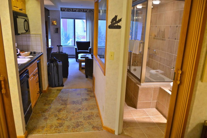 1 Bedroom Suite At The Grand Lodge On Peak 7 Ski In Ski Out.  Sleeps 4. - Copper Mountain, CO