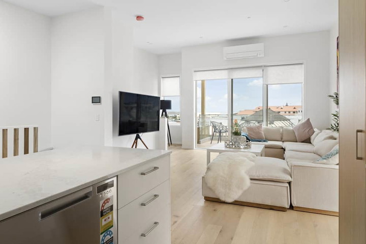 Stunning Executive Family Home! Ocean Views, 2 Min Walk To The Beach, Elevator! - Paekākāriki