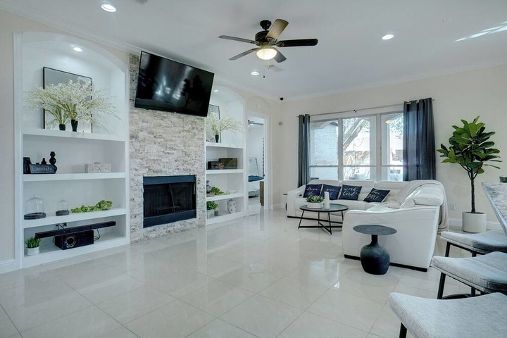 Stunning 5br 4 Ba With Pool, Spa, & Game Room, Near Dfw & Love Field Airports - Irving, TX