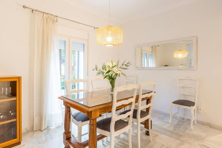 Cheerful 3 Bed Home W/ Free Parking, Wifi, Full Kitchen & Workstation. Sleeps 9 - Orlando