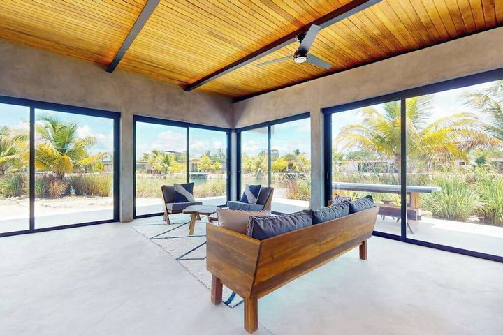 Spacious Waterfront Villa With Private Plunge Pool, Deck & Full Kitchen - Placencia