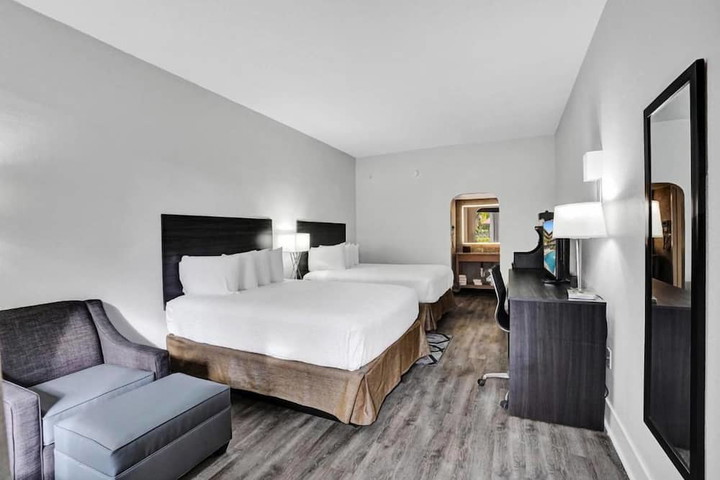 Modern Room In Downtown Hollywood, Steps Away From The Beach + Free  Breakfast! - Hollywood, FL