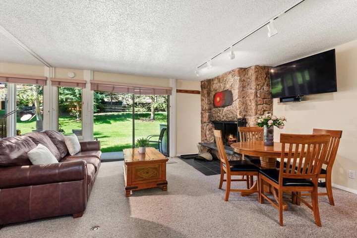 Relax Poolside In Snowmass! Hot Tub & Patio Walk To Shops & Hiking, Biking Paradise! Covered Parking - Snowmass Village, CO