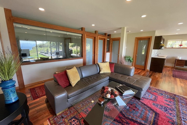 Points West Oceanfront Resort 3 Bedroom Ocean Point Beach House - Vancouver Island