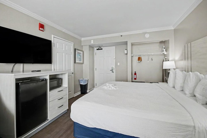 Ocean View King Room + Beach Access + Lazy River - Myrtle Beach