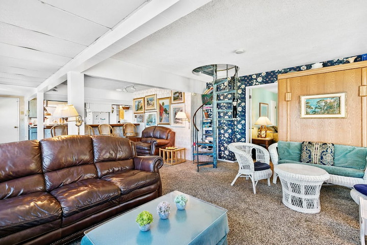 216wc - Budget-friendly Top Victorian Triplex Unit, Roof Top Deck + 2 Blocks To - Santa Catalina Island, CA