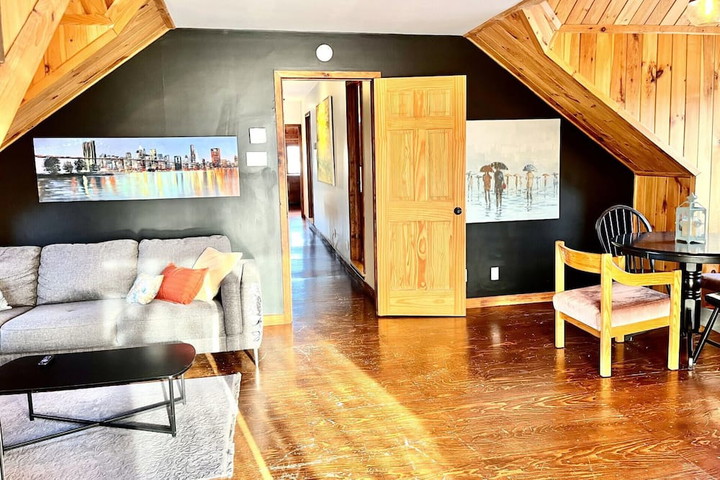 Charming Apartment In Heritage Home - Sherbrooke