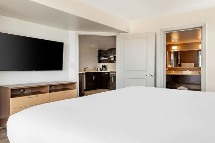 Oceanaire Virginia Beach - 1br Ocean View Suite, Full Kitchen + Balcony - Virginia Beach, VA