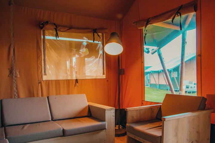 Stoere Glampingcottage Voor 6 Personen Met Privé Sanitair Op Een Rustig Kampeerveld - Barneveld