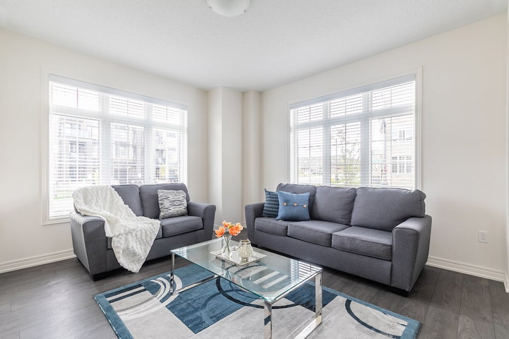 Modern 3 Bedroom House In Family Friendly Neighbourhood - Oakville