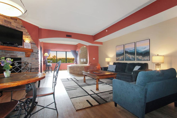 River View Condo - Top Floor - Resort Pools - Pet Friendly! - Wisconsin Dells, WI