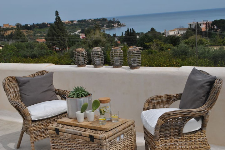 Landhuis Met Uitzicht Op Zee Tussen Citrusvruchten, Stekelige Peren En Mediterrane Parfums - Bagheria