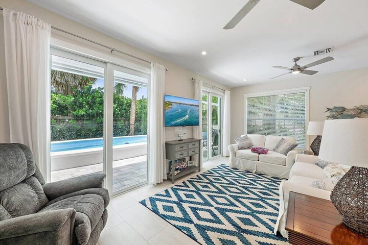 Movie Theater, Heated Pool, & Sauna - Luxe 4br - Palm Beach, FL