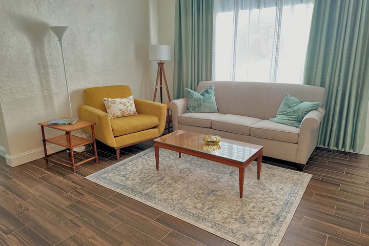 Charming Mid Century Modern Home W/office And Large Outdoor Space - St. Petersburg, FL