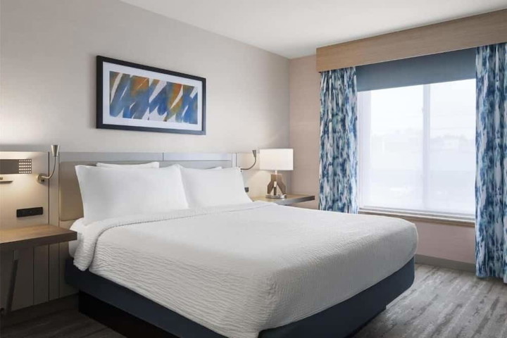 Spacious Common Areas | 2 Units | King W/ Sofa Bed, Indoor Pool, Gym & Breakfast - Albuquerque, NM