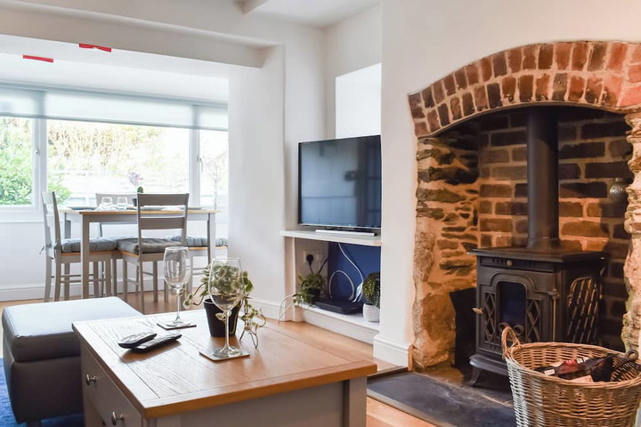 2 Bedroom Accommodation In Tavistock - Tavistock