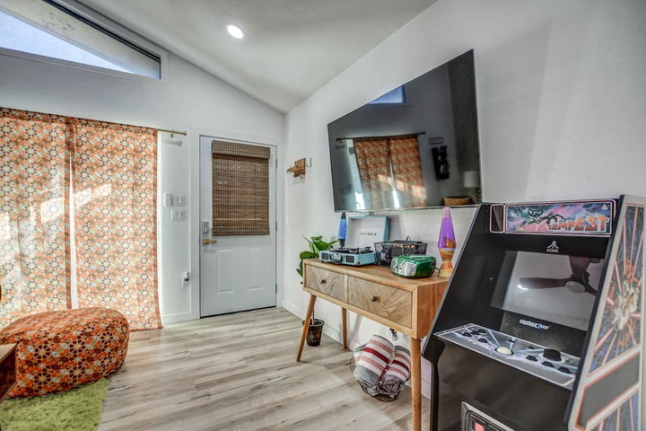 Disco Den All New Funky 70s Pad W/ Hot Tub!  3 Bedrooms / 2 Bathrooms! - Mesa, AZ