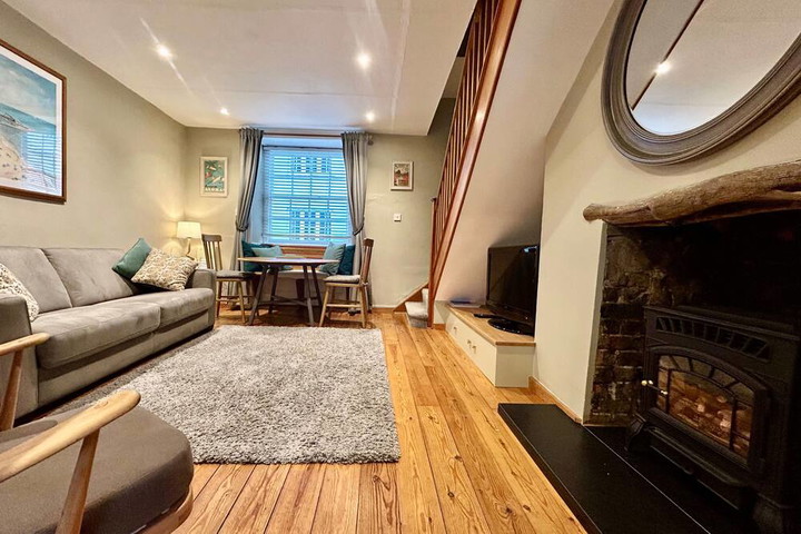 1 Dolphin Cottages, Pet Friendly, With A Garden In Lyme Regis - Lyme Regis