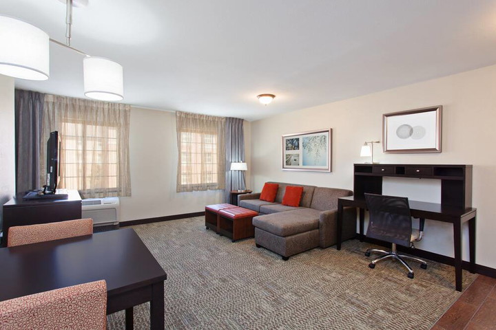 Free Breakfast. Pool & Hot Tub. Close To Napa Valley Wine Country. - Fairfield, CA