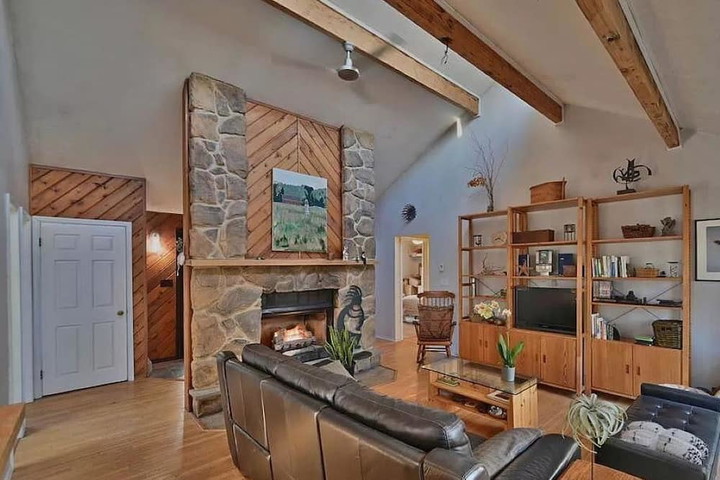 Lakefront Rustic Retreat- Hot Tub, Gameroom, Firepit, Kayaks, Dock, Bbq - Pocono Lake