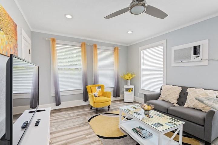 Riverview Yellow: Downtown Melbourne Apartment - Satellite Beach, FL