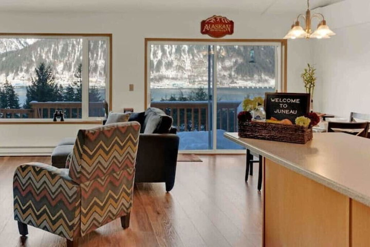 South Douglas Gem With Mountain And Ocean View Hosted By William & Melissa - Juneau, AK